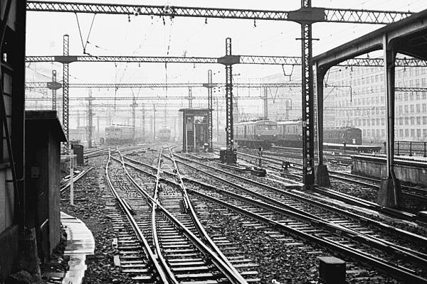 国鉄時代 東京駅 荷電 駅撮り クモニ13 クモユニ74 153系 FE58