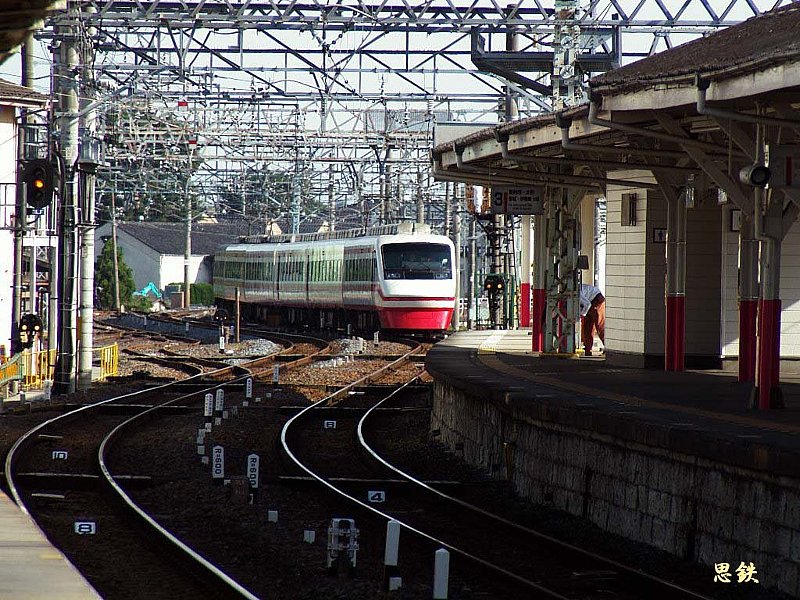 A Tobu railway emu class 200 approaches at Tatebayashi station